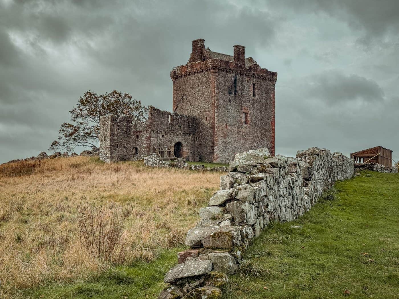 Balvaird Castle - How To Visit Castle Leathers From Outlander: Blood Of ...