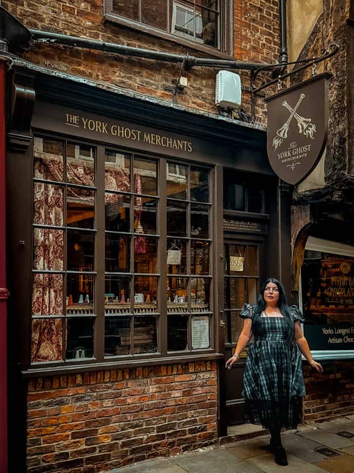 Visit The Night Court In London With Foyles ACOTAR Pop Up!